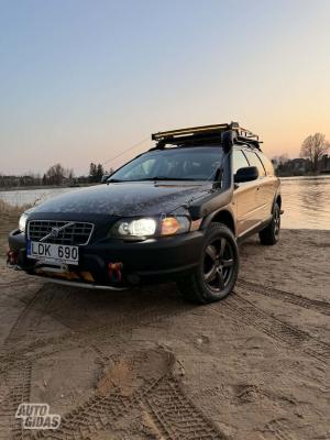 Dzeltens Volvo XC70 2004 Viļņa, ar dzinēja tilpumu 2.40 L un nobraukumu 388 tūkst. km par 4700 €, foto  vietnē AUTOMOTO.COM.LV