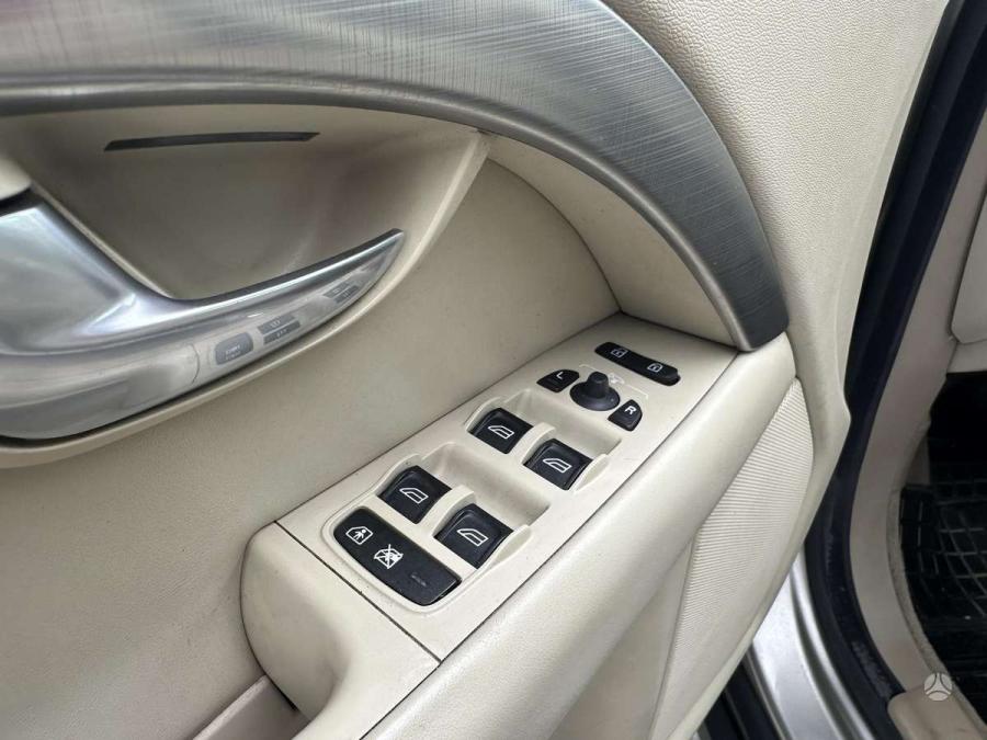 Dzeltens Volvo XC70 2007 Šauļi, ar dzinēja tilpumu 2.40 L un nobraukumu 389 tūkst. km par 4300 €, foto 19 vietnē AUTOMOTO.COM.LV