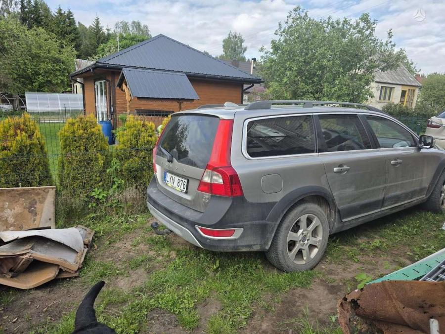 Yellow Volvo XC70 2008 in Jonava, with an engine capacity of 2.40 L and mileage of 295 thousand km for 5400 €, photo 1 on AUTOMOTO.COM.LV