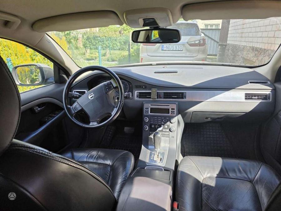 Yellow Volvo XC70 2008 in Jonava, with an engine capacity of 2.40 L and mileage of 295 thousand km for 5400 €, photo 5 on AUTOMOTO.COM.LV