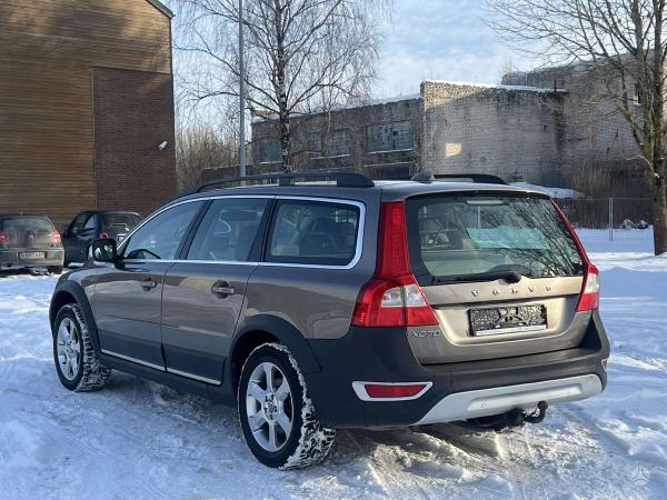 Yellow Volvo XC70 2009 in Trakai, with an engine capacity of 2.40 L and mileage of 379 thousand km for 5860 €, photo 7 on AUTOMOTO.COM.LV
