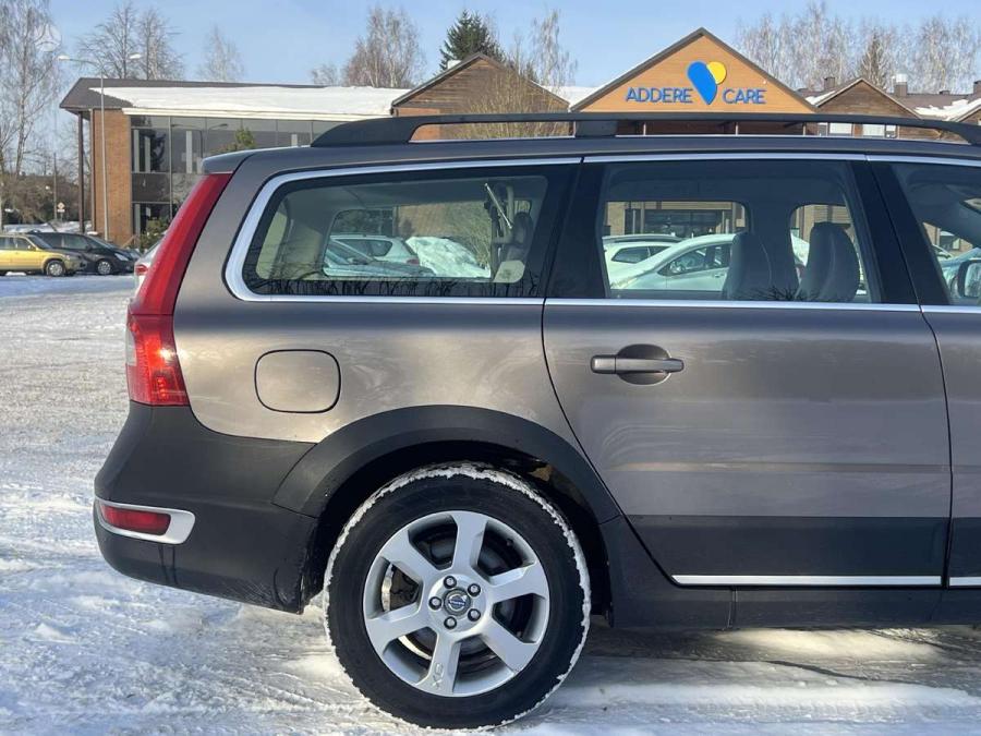 Yellow Volvo XC70 2009 in Trakai, with an engine capacity of 2.40 L and mileage of 379 thousand km for 5860 €, photo 11 on AUTOMOTO.COM.LV