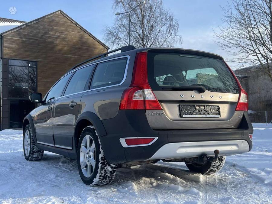Yellow Volvo XC70 2009 in Trakai, with an engine capacity of 2.40 L and mileage of 379 thousand km for 5860 €, photo 15 on AUTOMOTO.COM.LV