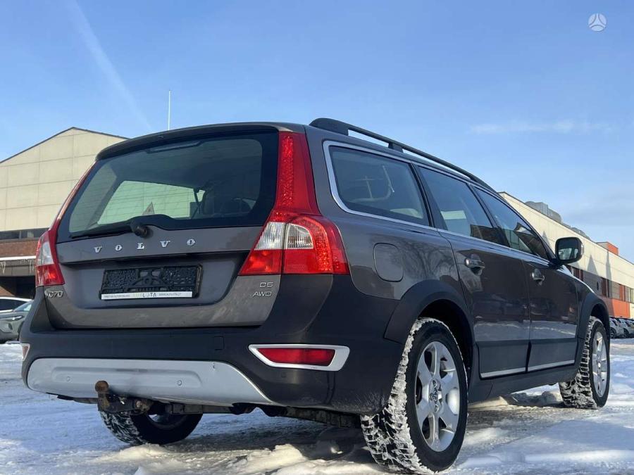 Yellow Volvo XC70 2009 in Trakai, with an engine capacity of 2.40 L and mileage of 379 thousand km for 5860 €, photo 16 on AUTOMOTO.COM.LV