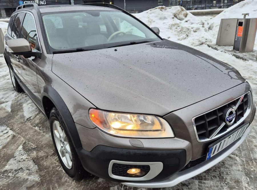 Yellow Volvo XC70 2010 in Vilnius, with an engine capacity of 3.19 L and mileage of 225 thousand km for 7500 €, photo 1 on AUTOMOTO.COM.LV