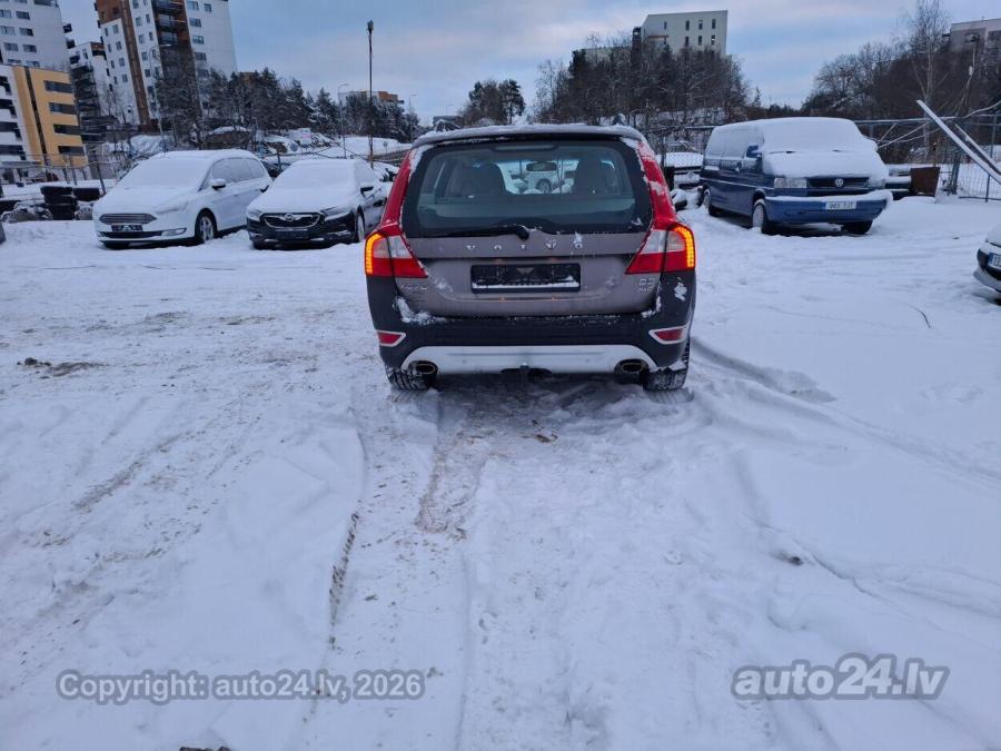 Yellow Volvo XC70 2011 in Tallinn, with an engine capacity of 2.40 L and mileage of 206 thousand km for 11500 €, photo 4 on AUTOMOTO.COM.LV