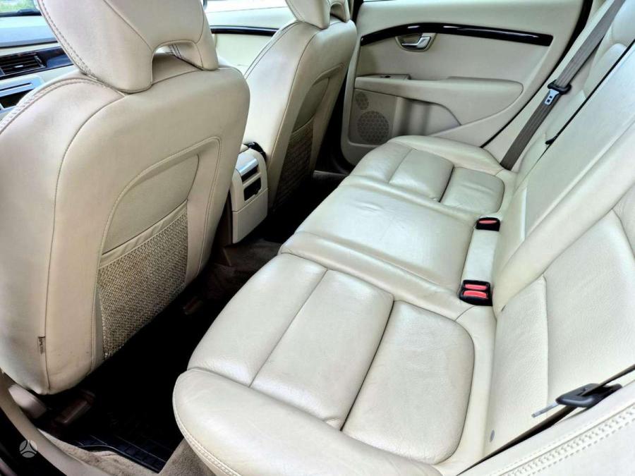 Yellow Volvo XC70 2012 in Siauliai, with an engine capacity of 3.00 L and mileage of 198 thousand km for 7500 €, photo 15 on AUTOMOTO.COM.LV