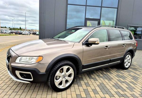 Yellow Volvo XC70 2012 in Siauliai, with an engine capacity of 3.00 L and mileage of 198 thousand km for 7250 €, photo 4 on AUTOMOTO.COM.LV