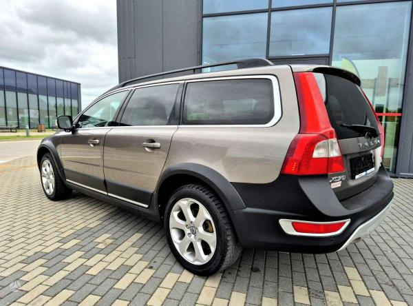 Yellow Volvo XC70 2012 in Siauliai, with an engine capacity of 3.00 L and mileage of 198 thousand km for 7250 €, photo 6 on AUTOMOTO.COM.LV