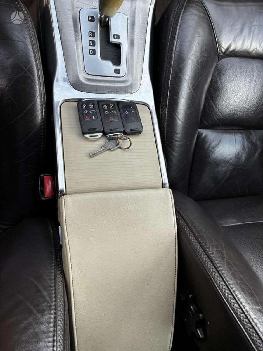 Yellow Volvo XC70 2012 in Raseiniai, with an engine capacity of 2.40 L and mileage of 0 thousand km for 3300 €, photo 5 on AUTOMOTO.COM.LV
