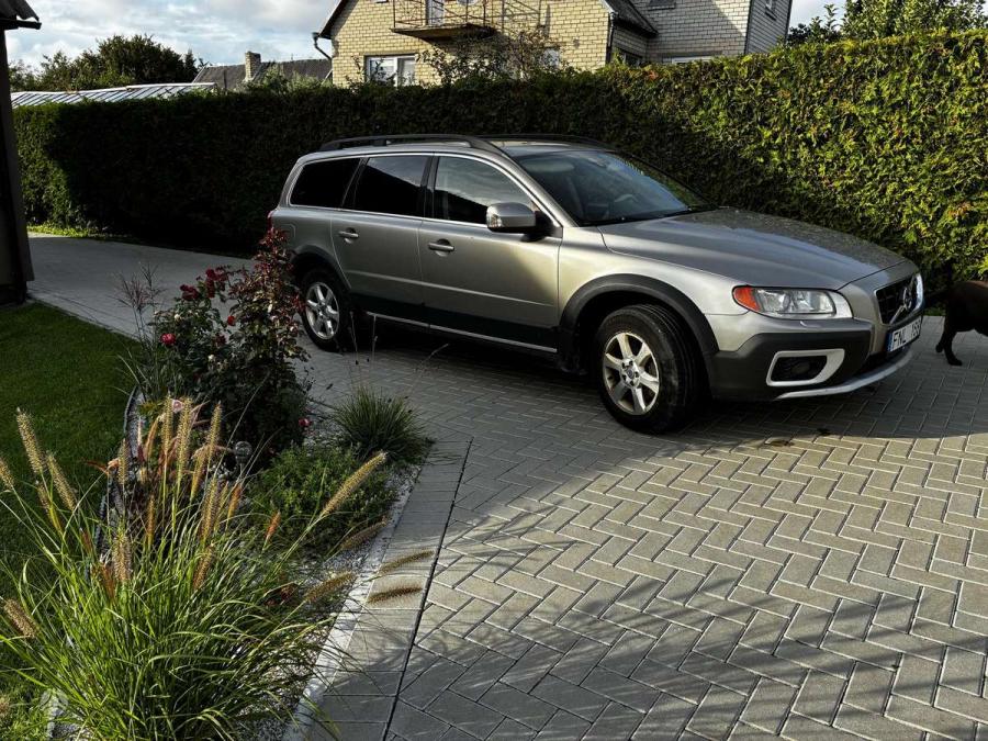 Yellow Volvo XC70 2012 in Raseiniai, with an engine capacity of 2.40 L and mileage of 0 thousand km for 3300 €, photo 11 on AUTOMOTO.COM.LV