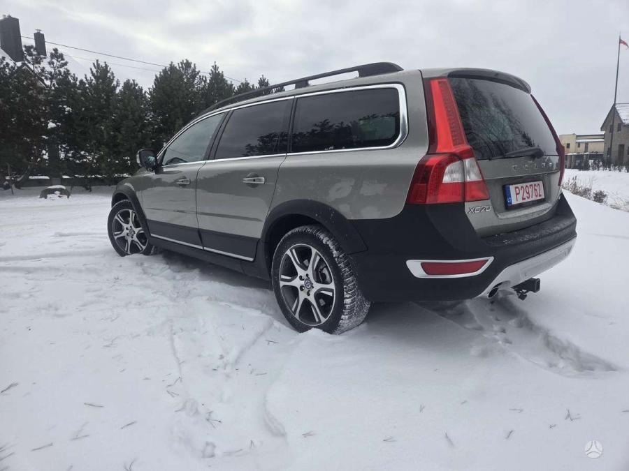 Yellow Volvo XC70 2013 in Siauliai, with an engine capacity of 2.95 L and mileage of 265 thousand km for 8950 €, photo 4 on AUTOMOTO.COM.LV