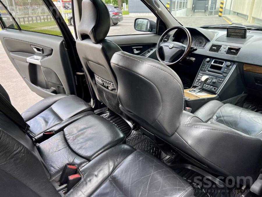 Black Volvo XC90 2003 in Riga, with an engine capacity of 2.90 L and mileage of 276 thousand km for 5800 €, photo 11 on AUTOMOTO.COM.LV