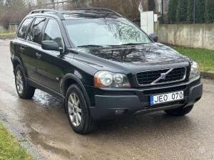 Black Volvo XC90 2003 in Ukmerge, with an engine capacity of 2.40 L and mileage of 298 thousand km for 2550 €, photo 2 on AUTOMOTO.COM.LV