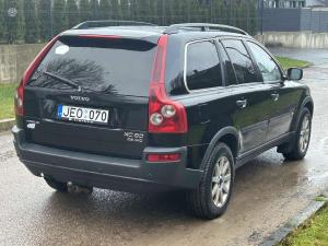 Black Volvo XC90 2003 in Ukmerge, with an engine capacity of 2.40 L and mileage of 298 thousand km for 2550 €, photo 3 on AUTOMOTO.COM.LV