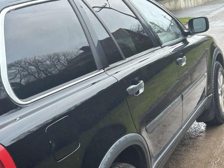 Black Volvo XC90 2003 in Ukmerge, with an engine capacity of 2.40 L and mileage of 298 thousand km for 2550 €, photo 6 on AUTOMOTO.COM.LV