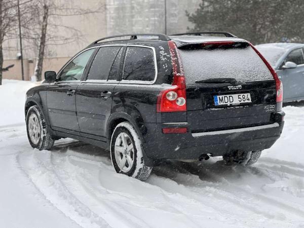 Melns Volvo XC90 2003 Viļņa, ar dzinēja tilpumu 2.40 L un nobraukumu 310 tūkst. km par 3000 €, foto 3 vietnē AUTOMOTO.COM.LV