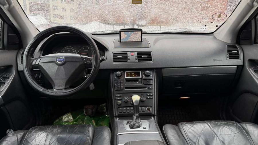 Black Volvo XC90 2003 in Vilnius, with an engine capacity of 2.40 L and mileage of 310 thousand km for 3000 €, photo 6 on AUTOMOTO.COM.LV