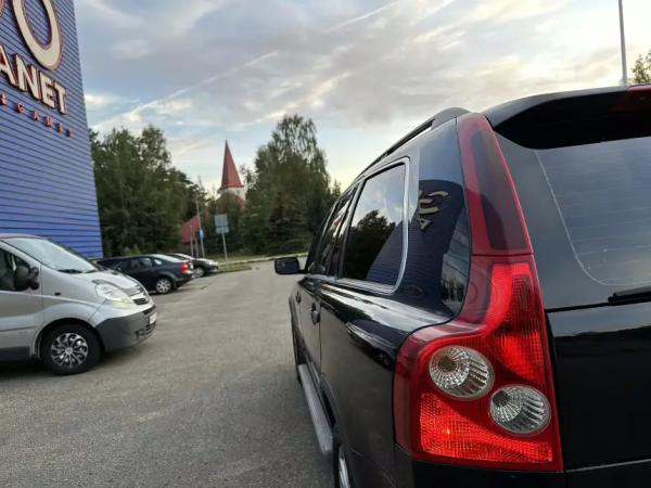 Black Volvo XC90 2003 in Riga, with an engine capacity of 2.40 L and mileage of 390 thousand km for 3390 €, photo 6 on AUTOMOTO.COM.LV