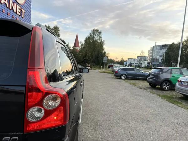 Black Volvo XC90 2003 in Riga, with an engine capacity of 2.40 L and mileage of 390 thousand km for 3390 €, photo 8 on AUTOMOTO.COM.LV