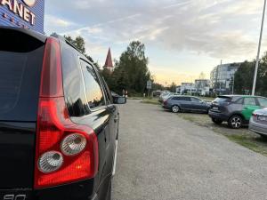 Black Volvo XC90 2003 in Riga, with an engine capacity of 2.40 L and mileage of 390 thousand km for 3390 €, photo 9 on AUTOMOTO.COM.LV