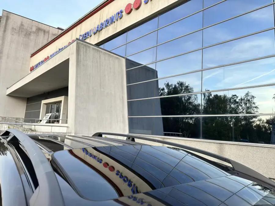 Black Volvo XC90 2003 in Riga, with an engine capacity of 2.40 L and mileage of 390 thousand km for 3390 €, photo 14 on AUTOMOTO.COM.LV
