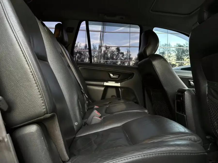 Black Volvo XC90 2003 in Riga, with an engine capacity of 2.40 L and mileage of 390 thousand km for 3390 €, photo 19 on AUTOMOTO.COM.LV