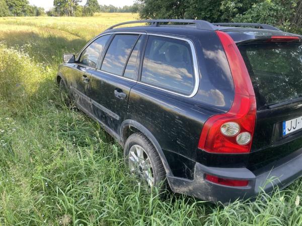 Melns Volvo XC90 2003 Jēkabpils, ar dzinēja tilpumu 2.90 L un nobraukumu 300 tūkst. km par 1200 €, foto 2 vietnē AUTOMOTO.COM.LV