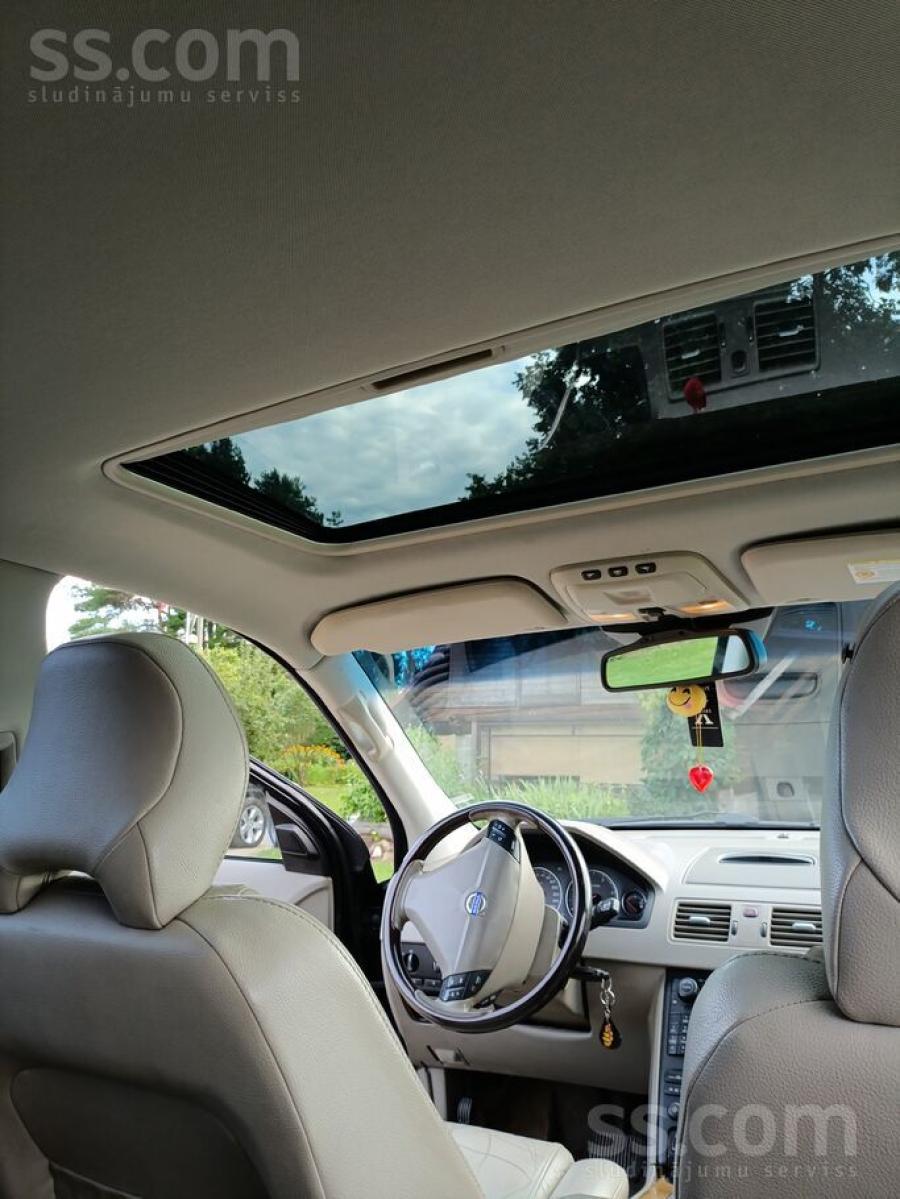 Black Volvo XC90 2003 in Cesis, with an engine capacity of 2.40 L and mileage of 366 thousand km for 3800 €, photo 5 on AUTOMOTO.COM.LV