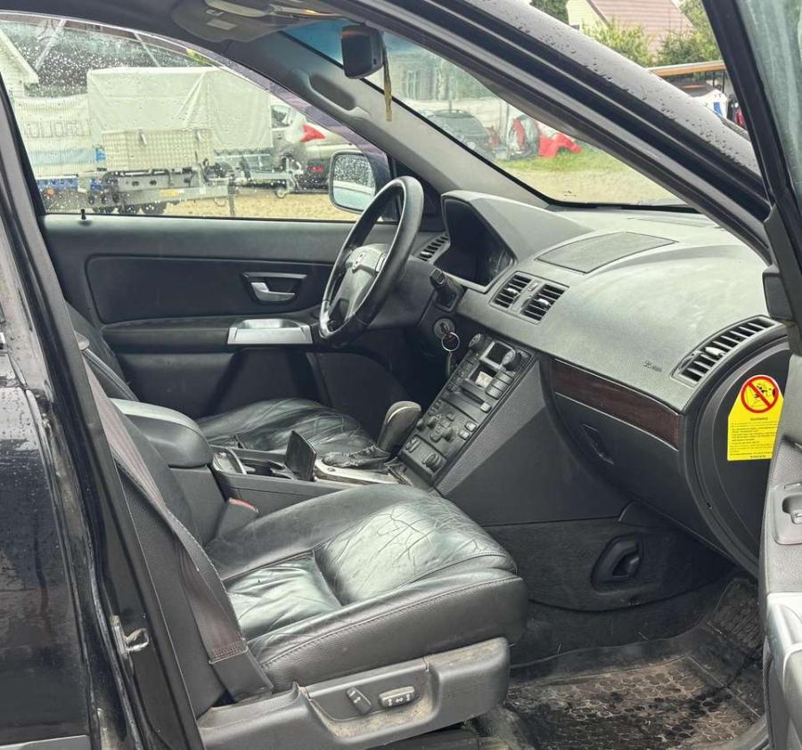 Black Volvo XC90 2003 in Radviliskis, with an engine capacity of 2.50 L and mileage of 247 thousand km for 1650 €, photo 9 on AUTOMOTO.COM.LV