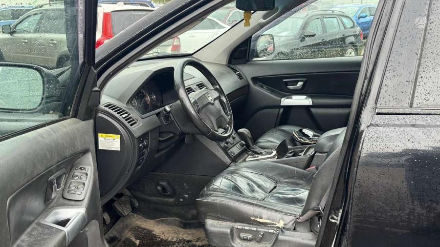 Black Volvo XC90 2003 in Radviliskis, with an engine capacity of 2.50 L and mileage of 247 thousand km for 999 €, photo 10 on AUTOMOTO.COM.LV