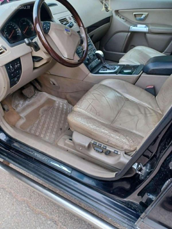 Black Volvo XC90 2003 in Rokiskis, with an engine capacity of 2.40 L and mileage of 330 thousand km for 2700 €, photo 6 on AUTOMOTO.COM.LV