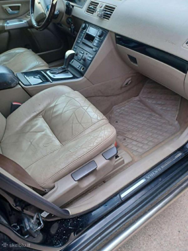 Black Volvo XC90 2003 in Rokiskis, with an engine capacity of 2.40 L and mileage of 330 thousand km for 2700 €, photo 9 on AUTOMOTO.COM.LV