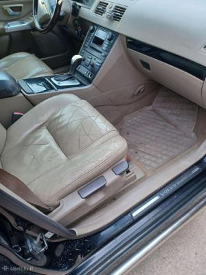 Black Volvo XC90 2003 in Rokiskis, with an engine capacity of 2.40 L and mileage of 330 thousand km for 2700 €, photo 9 on AUTOMOTO.COM.LV
