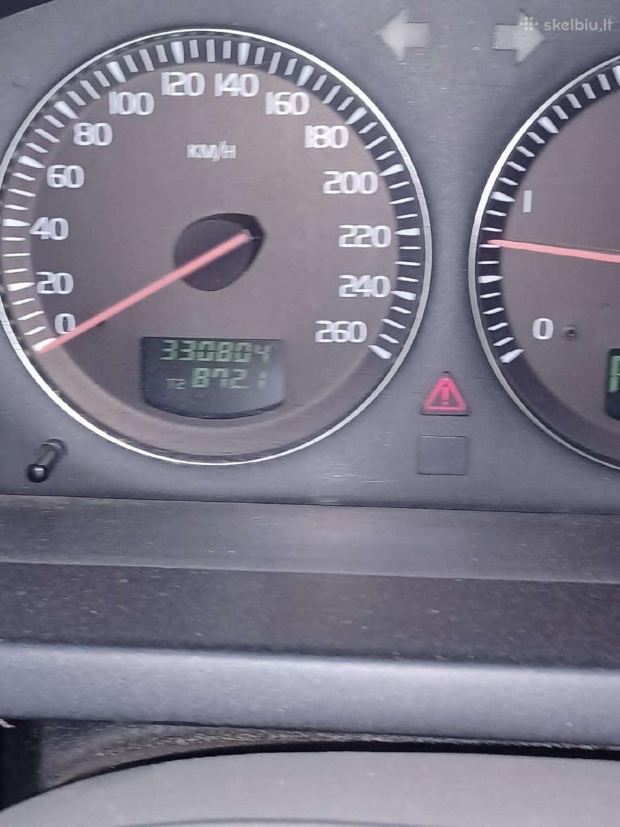 Black Volvo XC90 2003 in Rokiskis, with an engine capacity of 2.40 L and mileage of 330 thousand km for 2700 €, photo 10 on AUTOMOTO.COM.LV