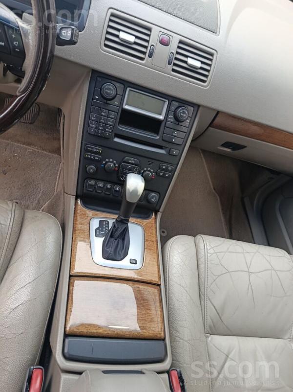 Black Volvo XC90 2003 in Riga, with an engine capacity of 2.40 L and mileage of 367 thousand km for 3300 €, photo 8 on AUTOMOTO.COM.LV
