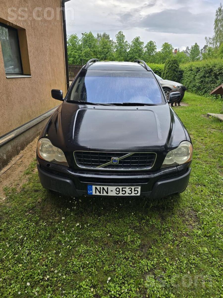 Black Volvo XC90 2004 in Ogre, with an engine capacity of 2.40 L and mileage of 376 thousand km for 4490 €, photo 1 on AUTOMOTO.COM.LV