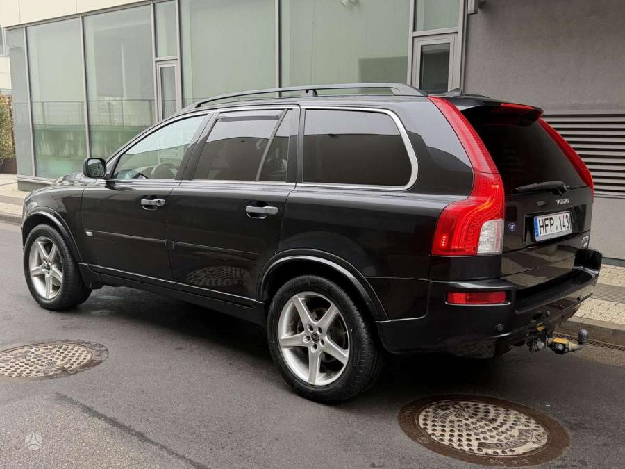 Black Volvo XC90 2004 in Vilnius, with an engine capacity of 2.40 L and mileage of 372 thousand km for 4000 €, photo 4 on AUTOMOTO.COM.LV