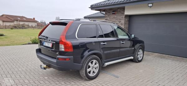 Black Volvo XC90 2004 in Vilnius, with an engine capacity of 2.40 L and mileage of 389 thousand km for 2999 €, photo 4 on AUTOMOTO.COM.LV