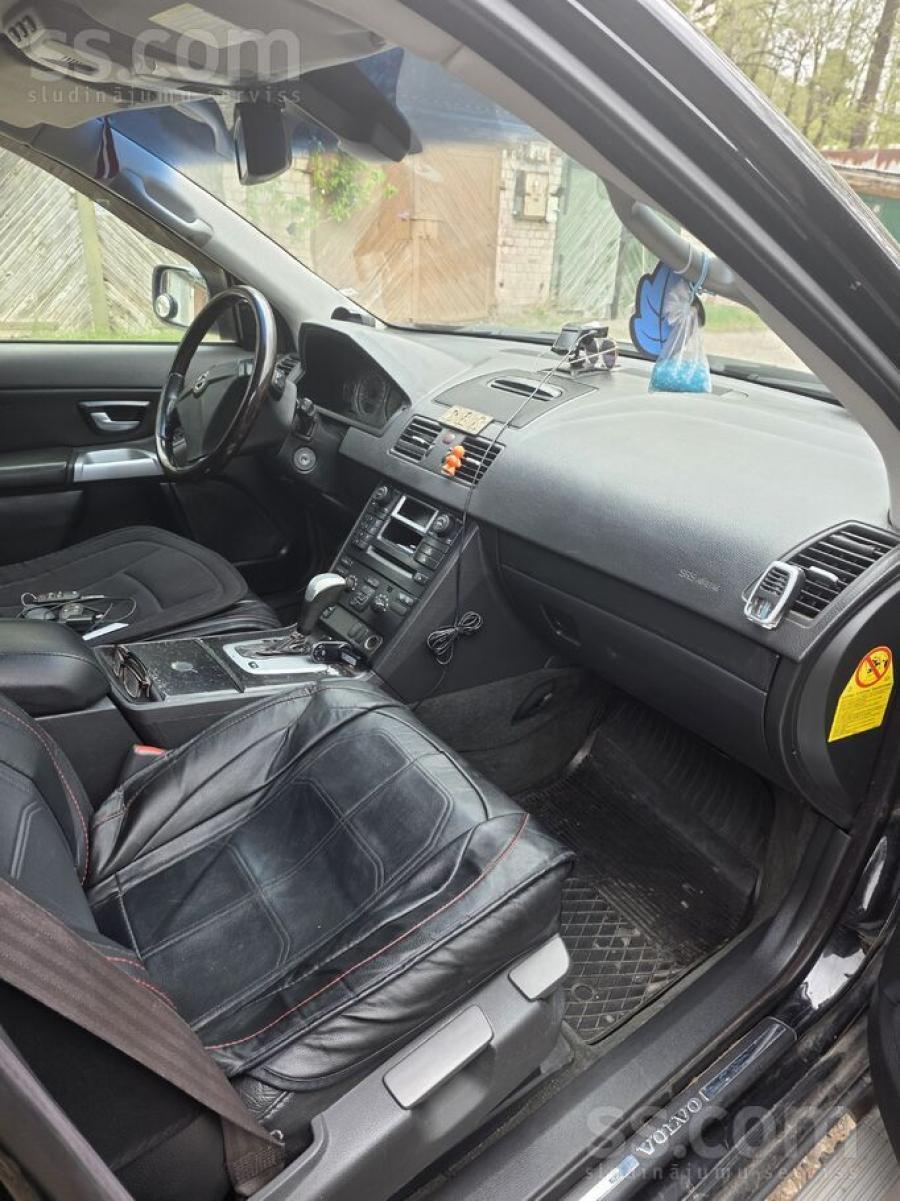 Melns Volvo XC90 2004 Liepāja, ar dzinēja tilpumu 2.40 L un nobraukumu 302 tūkst. km par 3000 €, foto 6 vietnē AUTOMOTO.COM.LV