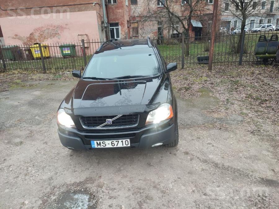 Black Volvo XC90 2004 in Riga, with an engine capacity of 2.40 L and mileage of 385 thousand km for 3350 €, photo 3 on AUTOMOTO.COM.LV