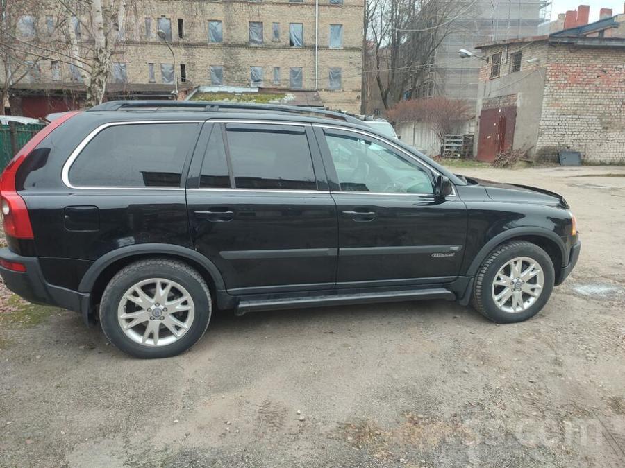Black Volvo XC90 2004 in Riga, with an engine capacity of 2.40 L and mileage of 385 thousand km for 3350 €, photo 5 on AUTOMOTO.COM.LV