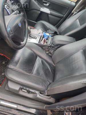 Black Volvo XC90 2004 in Riga, with an engine capacity of 2.40 L and mileage of 385 thousand km for 3350 €, photo 7 on AUTOMOTO.COM.LV