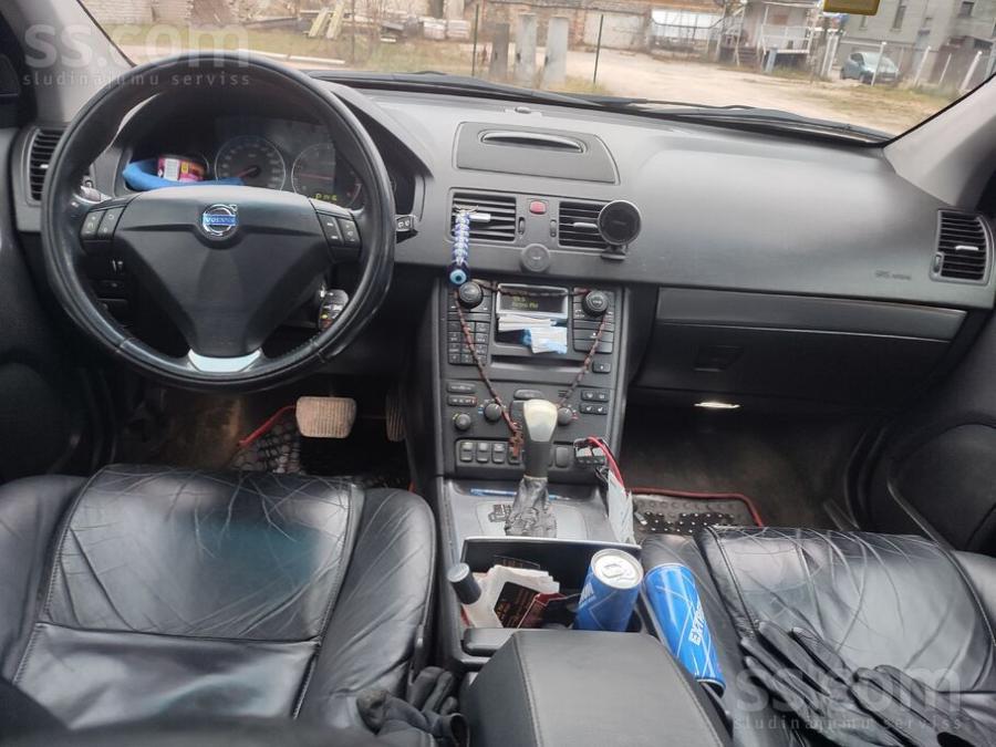 Black Volvo XC90 2004 in Riga, with an engine capacity of 2.40 L and mileage of 385 thousand km for 3350 €, photo 10 on AUTOMOTO.COM.LV