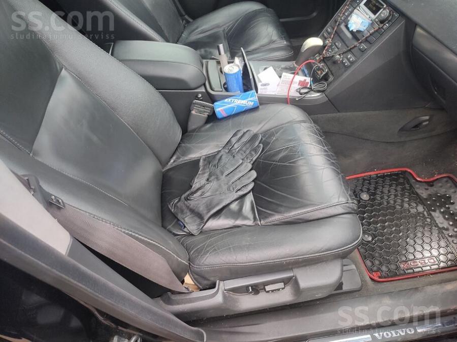 Black Volvo XC90 2004 in Riga, with an engine capacity of 2.40 L and mileage of 385 thousand km for 3350 €, photo 11 on AUTOMOTO.COM.LV