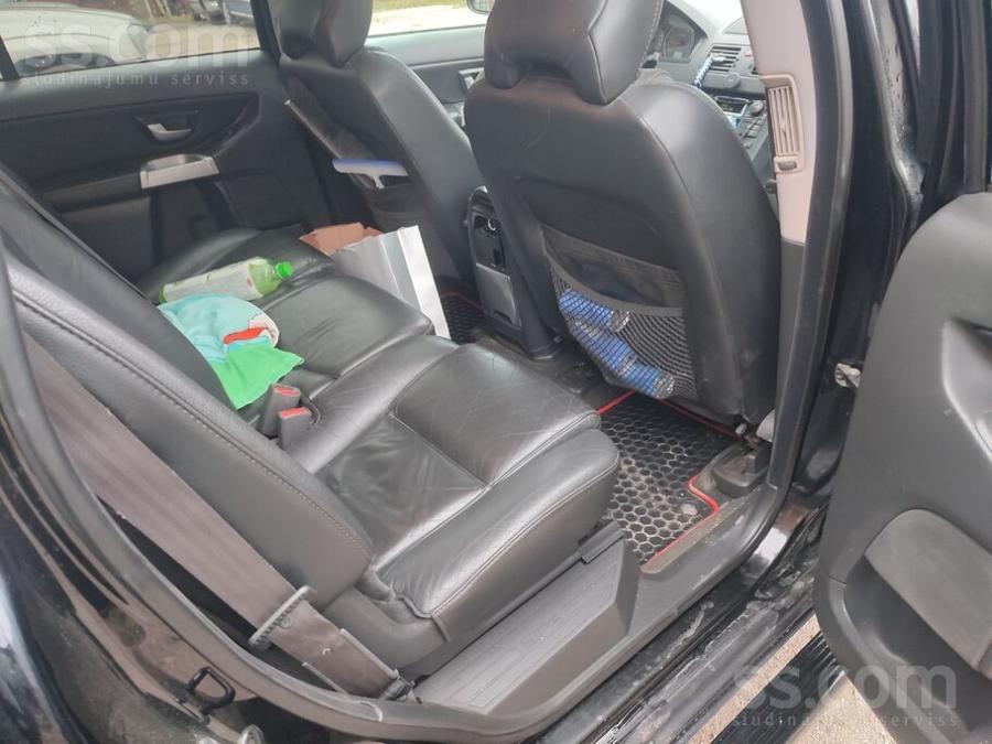 Black Volvo XC90 2004 in Riga, with an engine capacity of 2.40 L and mileage of 385 thousand km for 3350 €, photo 12 on AUTOMOTO.COM.LV