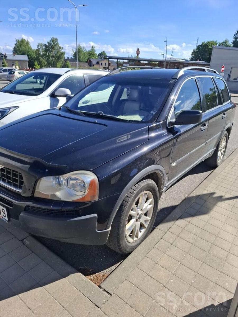 Black Volvo XC90 2004 in Valmiera, with an engine capacity of 2.50 L and mileage of 400 thousand km for 1100 €, photo 4 on AUTOMOTO.COM.LV