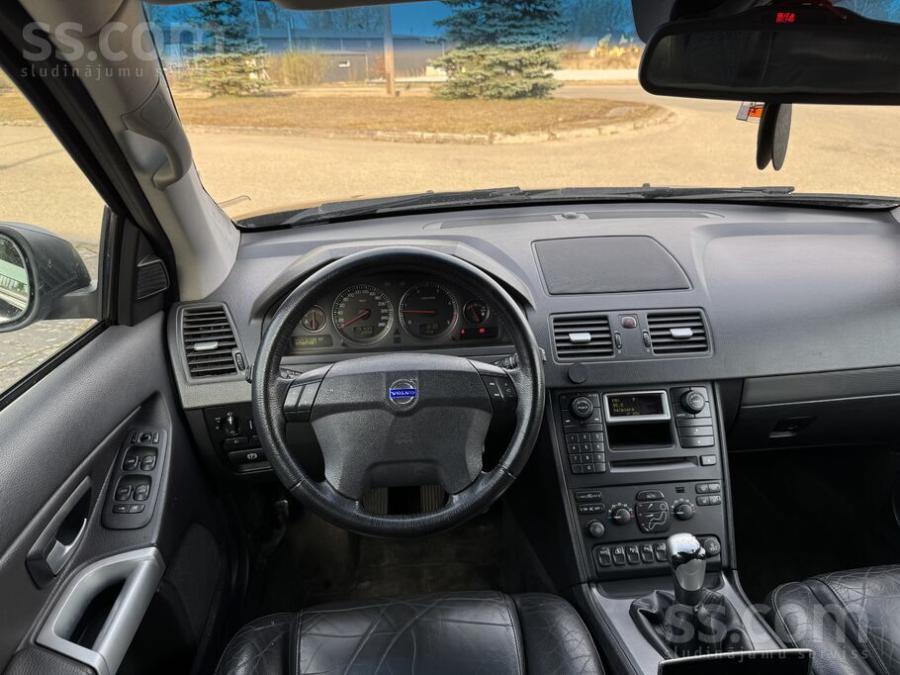 Black Volvo XC90 2004 in Cesis, with an engine capacity of 2.40 L and mileage of 0 thousand km for 3400 €, photo 15 on AUTOMOTO.COM.LV