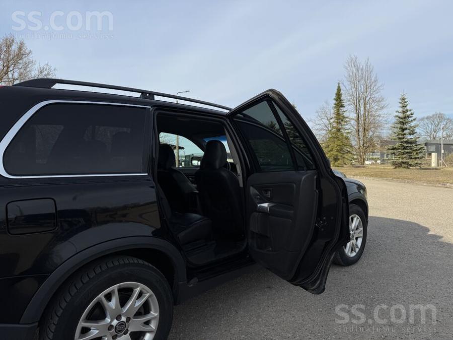 Black Volvo XC90 2004 in Cesis, with an engine capacity of 2.40 L and mileage of 0 thousand km for 3400 €, photo 18 on AUTOMOTO.COM.LV
