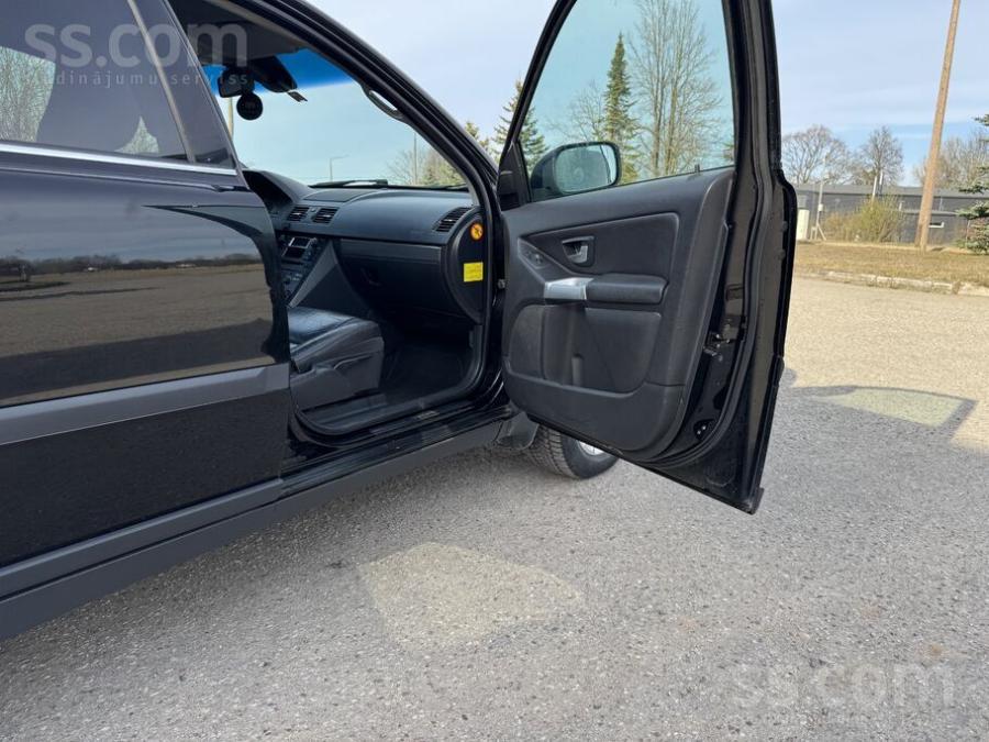 Black Volvo XC90 2004 in Cesis, with an engine capacity of 2.40 L and mileage of 0 thousand km for 3400 €, photo 19 on AUTOMOTO.COM.LV